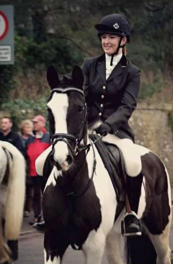 Pro hunt police officer looks the other way whilst on duty at her own ...